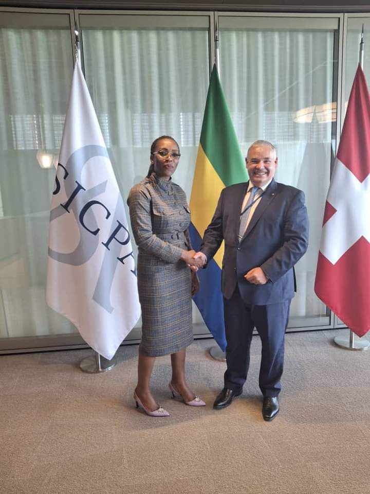 Parfaite AMOUYEME OLLAME découvre la société SICPA – GABON INFOS LIVE
