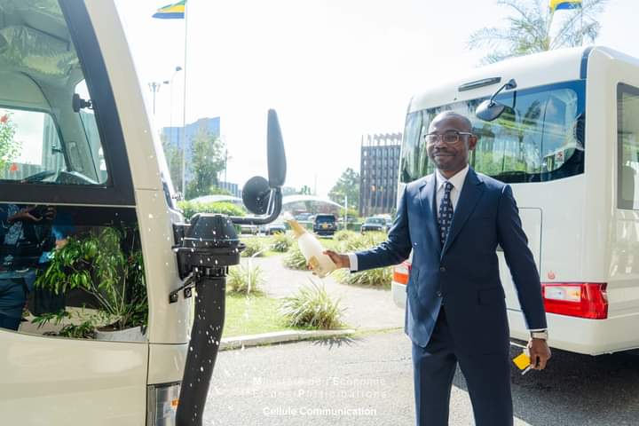 Remise de clés : Deux nouveaux bus pour le ministère de l’Économie ...