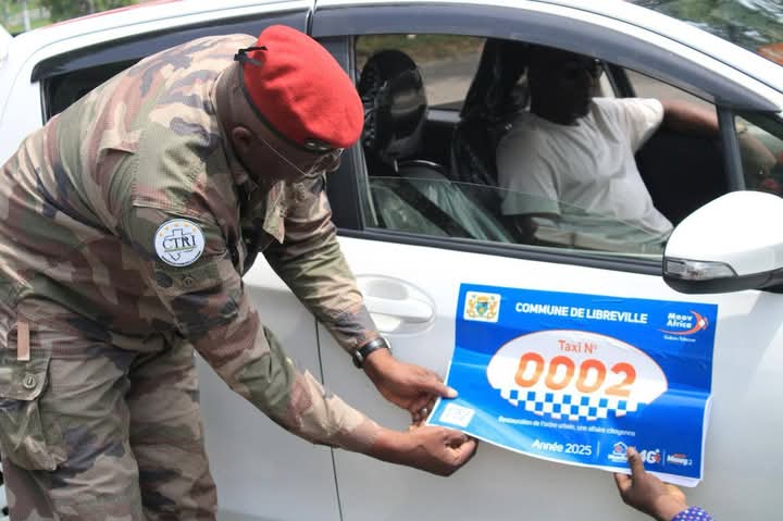 Cérémonie de pose de vignettes de taxi à Libreville 2025 – GABON INFOS LIVE
